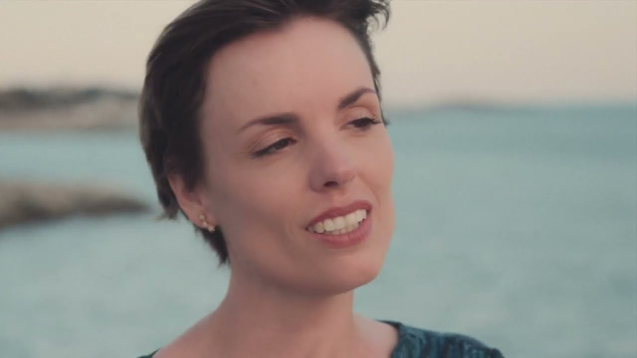 Lucie Valentine - L'un sur l'autre - Douce France